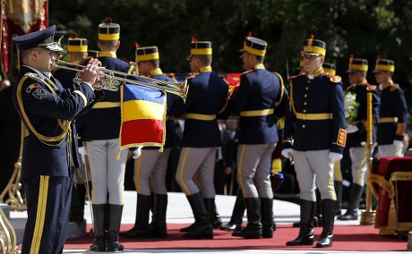 Romanian Honor Guard Soldiers Approach Coffin Redaktionelles Stockfoto ...
