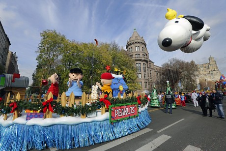 Peanuts Float Snoopy Woodstock Balloon Behind Editorial Stock Photo ...