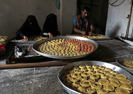 Yemenis Prepare Cakes Bakery Ahead Eid Editorial Stock Photo - Stock ...