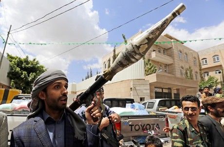Houthi Supporter Carries Rpg7 Rocketpropelled Grenade Editorial Stock ...