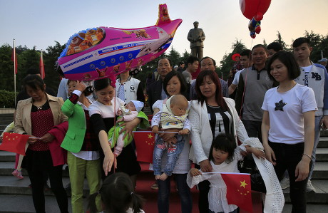 Chinese Tourists Prepare Pose Family Photo Editorial Stock Photo ...