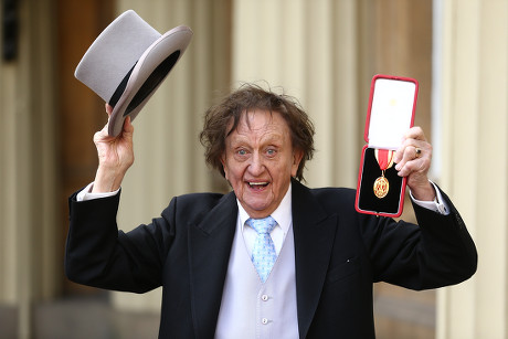 Sir Ken Dodd Investiture Ceremony Buckingham Editorial Stock Photo ...