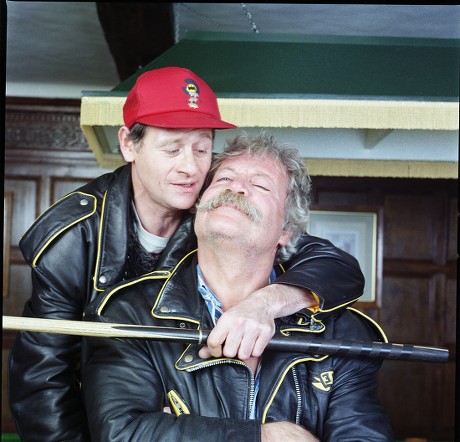 __COUNT__ Oliver Reed and Alex Higgins recording Wild Thing. - 1992 ...