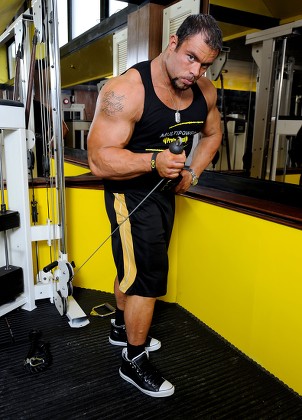 Bodybuilder Daniel Hill Demonstrates Lifting Technique Editorial Stock ...