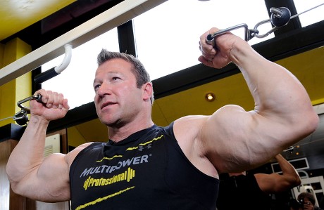 Bodybuilder Gunter Schlierkamp Demonstrates Lifting Technique Editorial ...