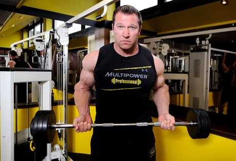 Bodybuilder Gunter Schlierkamp Demonstrates Lifting Technique Editorial ...
