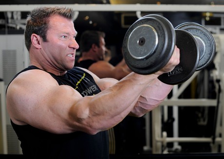 Bodybuilder Gunter Schlierkamp Demonstrates Lifting Technique Editorial ...