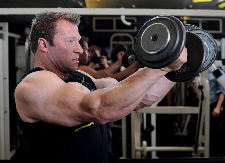 Bodybuilder Gunter Schlierkamp Demonstrates Lifting Technique Editorial ...
