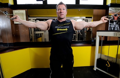 Bodybuilder Gunter Schlierkamp Demonstrates Lifting Technique Editorial ...