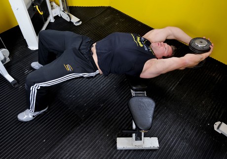 Bodybuilder Gunter Schlierkamp Demonstrates Lifting Technique Editorial ...