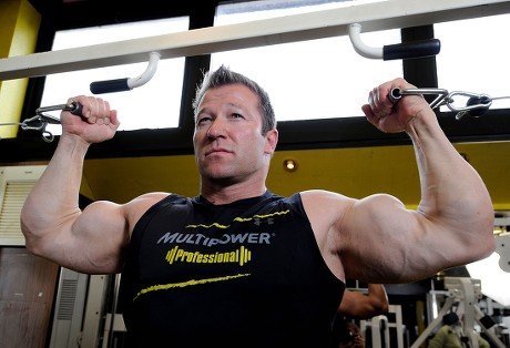 Bodybuilder Gunter Schlierkamp Demonstrates Lifting Technique Editorial ...
