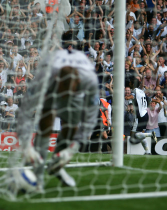 Mido Tottenham Hotspur Celebrates After Making Editorial Stock Photo ...