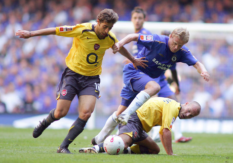 Chelseas Damien Duff Gets Between Arsenals Editorial Stock Photo ...