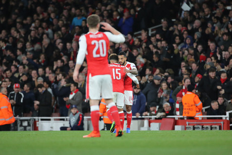 Arsenal Midfielder Alex Oxladechamberlain 15 Hugging Editorial Stock ...