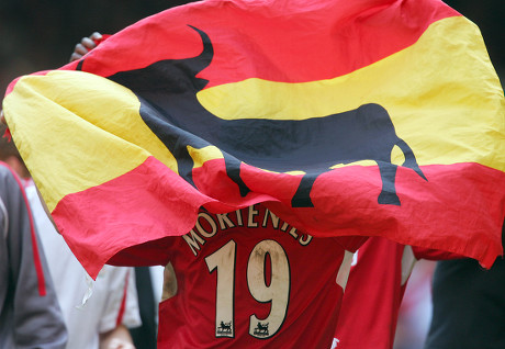 Fernando Morientes Liverpool Celebrates Spanish Flag Editorial Stock ...