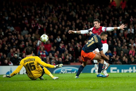 Olivier Giroud Arsenal Shoots Goal Goalkeeper Editorial Stock Photo ...