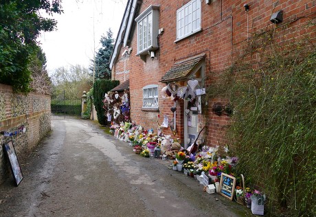 Fans try to remove 'Mill Cottage' sign at George Michael's house ...