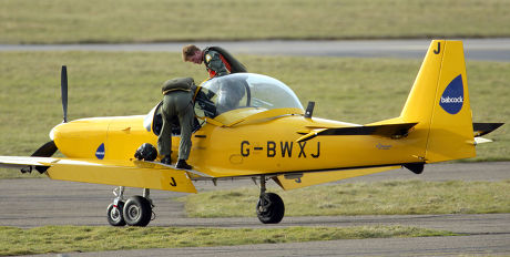 Prince Harry learning to fly a Slingsby Firefly plane at RAF Barkston ...