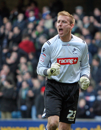 Millwall V Portsmouth - 26 Dec 2011 Stock Pictures, Editorial Images ...