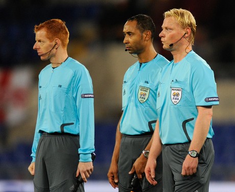 Referee Bernie Raymond Blom Sends Off - Foto de stock de contenido ...