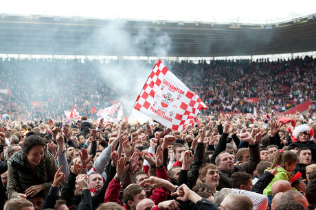Southampton Fans Storm Pitch Celebrating Promotion Editorial Stock ...