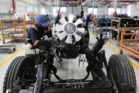 39 General motors truck assembly line Stock Pictures, Editorial Images ...