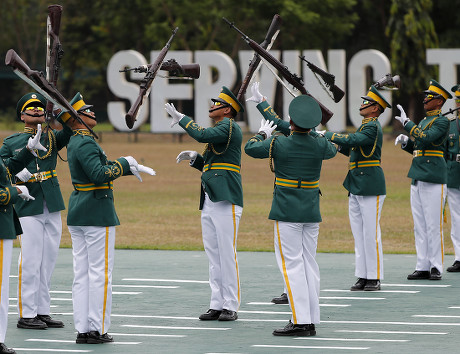 500 Filipino soldiers march Stock Pictures, Editorial Images and Stock ...