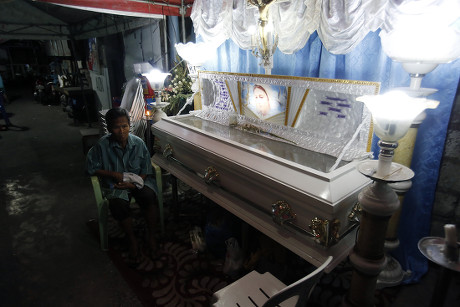 Filipino Relative Mourns Next Coffin Armando Editorial Stock Photo ...