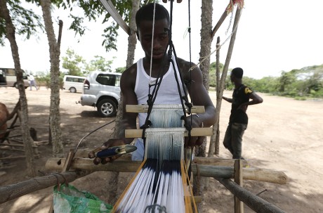Weaving of loincloth Baoule in Yamoussoukro, Ivory Coast - 12 Apr 2017 ...