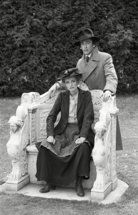 Twiggy Eliza Doolittle Robert Powell Professor Editorial Stock Photo ...