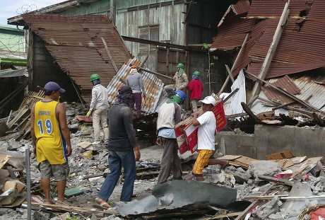 Filipinos Salvage Materials Building That Collapsed Editorial Stock ...