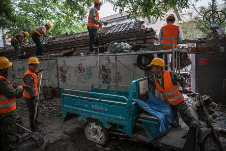 Chinese Builders Work Street Beijing China Editorial Stock Photo ...