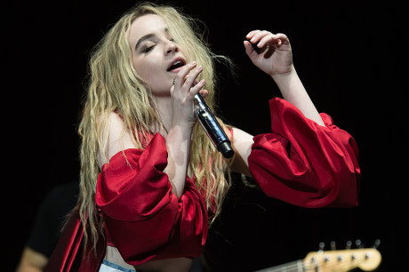 Sabrina Carpenter Performing Sabrina Carpenter Editorial Stock Photo ...