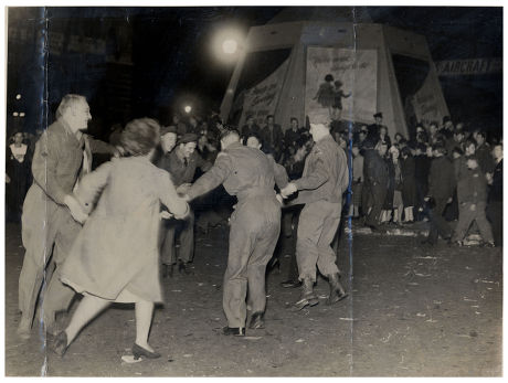 73 Wwii ww2 dancing Stock Pictures, Editorial Images and Stock Photos ...