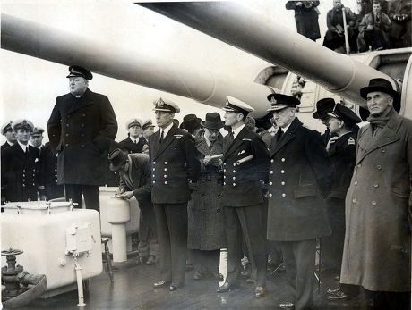 Winston Churchill 18741965 Pictured Under Guns Redaktionelles Stockfoto ...