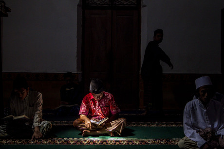 Students Read Koran Inside Mosque Lirboyo Editorial Stock Photo - Stock ...