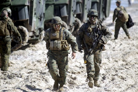 Us Soldiers Camouflage Run Along Beach Editorial Stock Photo - Stock ...