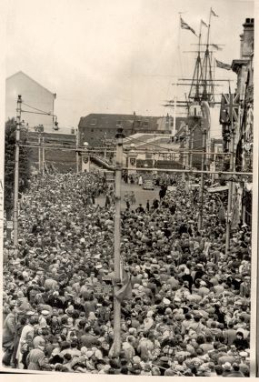 32 Milling crowd Stock Pictures, Editorial Images and Stock Photos ...