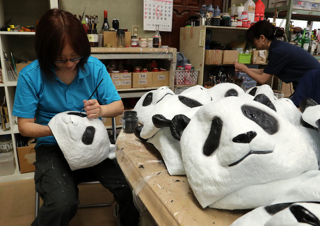 __COUNT__ Production of rubber masks of giant pandas commemorating the ...