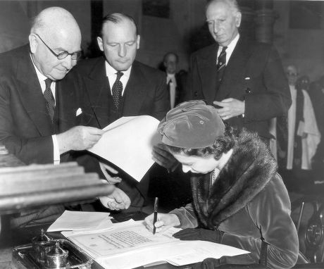 Queen Elizabeth Ii Writing November 1958 Editorial Stock Photo - Stock ...