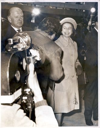 Modlyn Confronts Queen Elizabeth Ii Commander - Foto de stock de ...