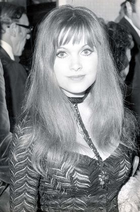 Actress Madeleine Smith Managed Be Two: redaktionellt stockfoto ...
