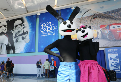 Disney Fans Pose Their Cosplay Outfits Editorial Stock Photo - Stock ...