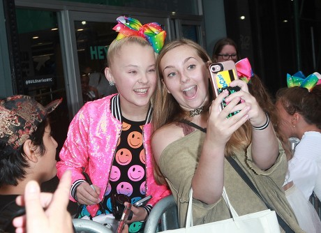 Jojo Siwa Poses Fans Editorial Stock Photo - Stock Image | Shutterstock