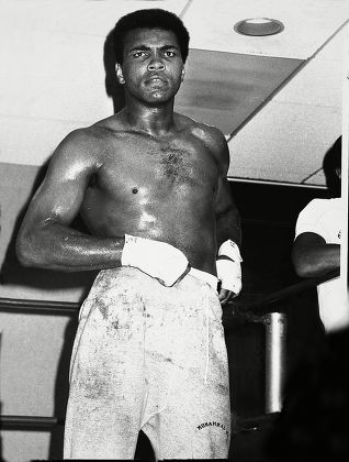 19 Seventies ex former boxer cassius clay boxing fighting ring Stock ...