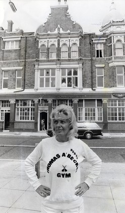 Landlady Beryl Cameron Gibbons Outside Thomas Redaktionelles Stockfoto ...