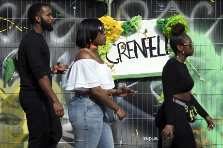 Revellers Notting Hill Carnival Pass Signs Editorial Stock Photo ...