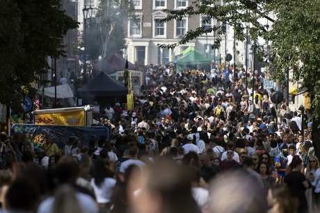 Revellers Notting Hill Carnival Pass Signs Editorial Stock Photo ...