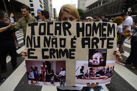 imágenes de Protest against controversial performance at the Museum of ...