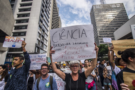 imágenes de Protest against controversial performance at the Museum of ...